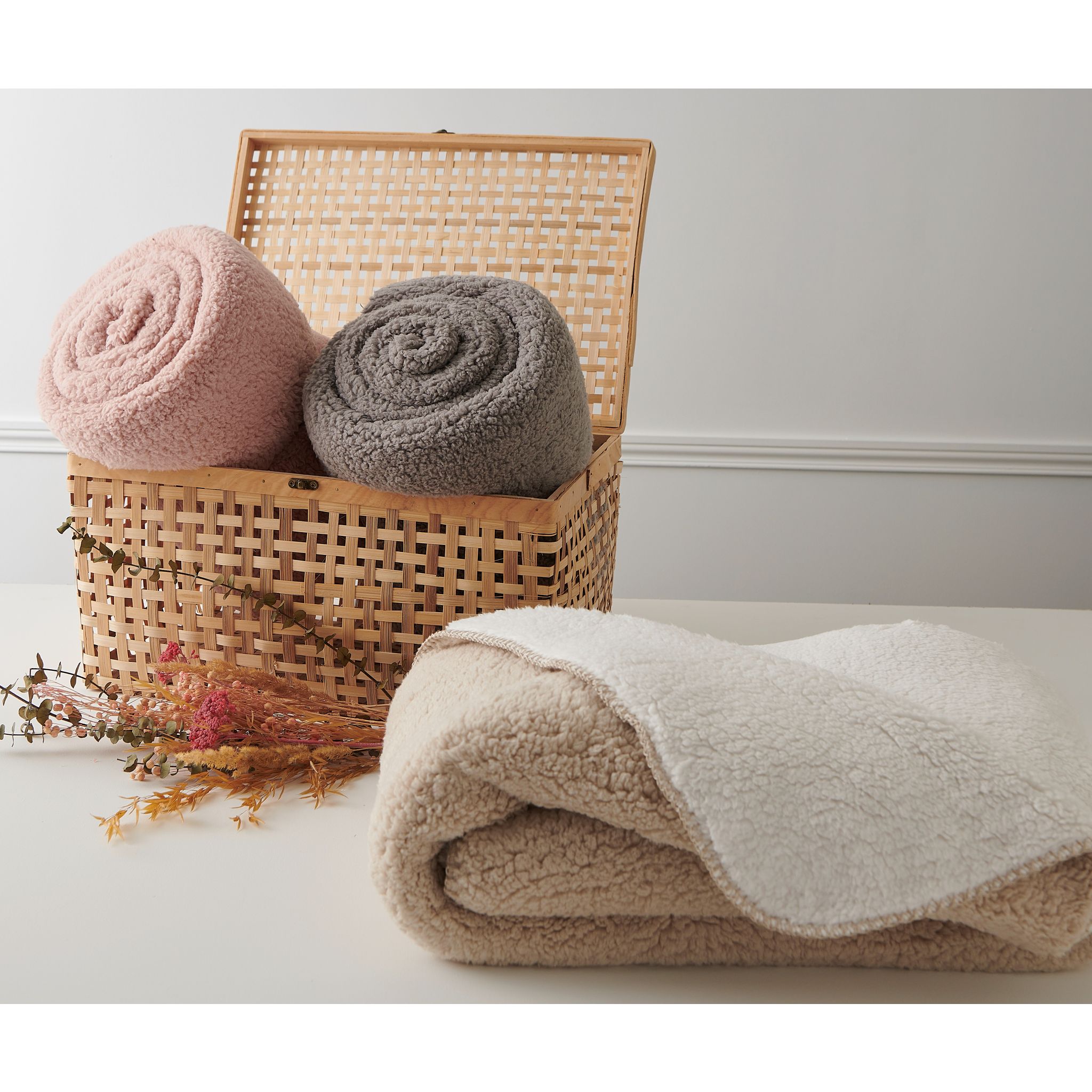 ACTUEL Plaid uni 20 % de polyester recyclé 220gsm pas cher - Auchan.fr